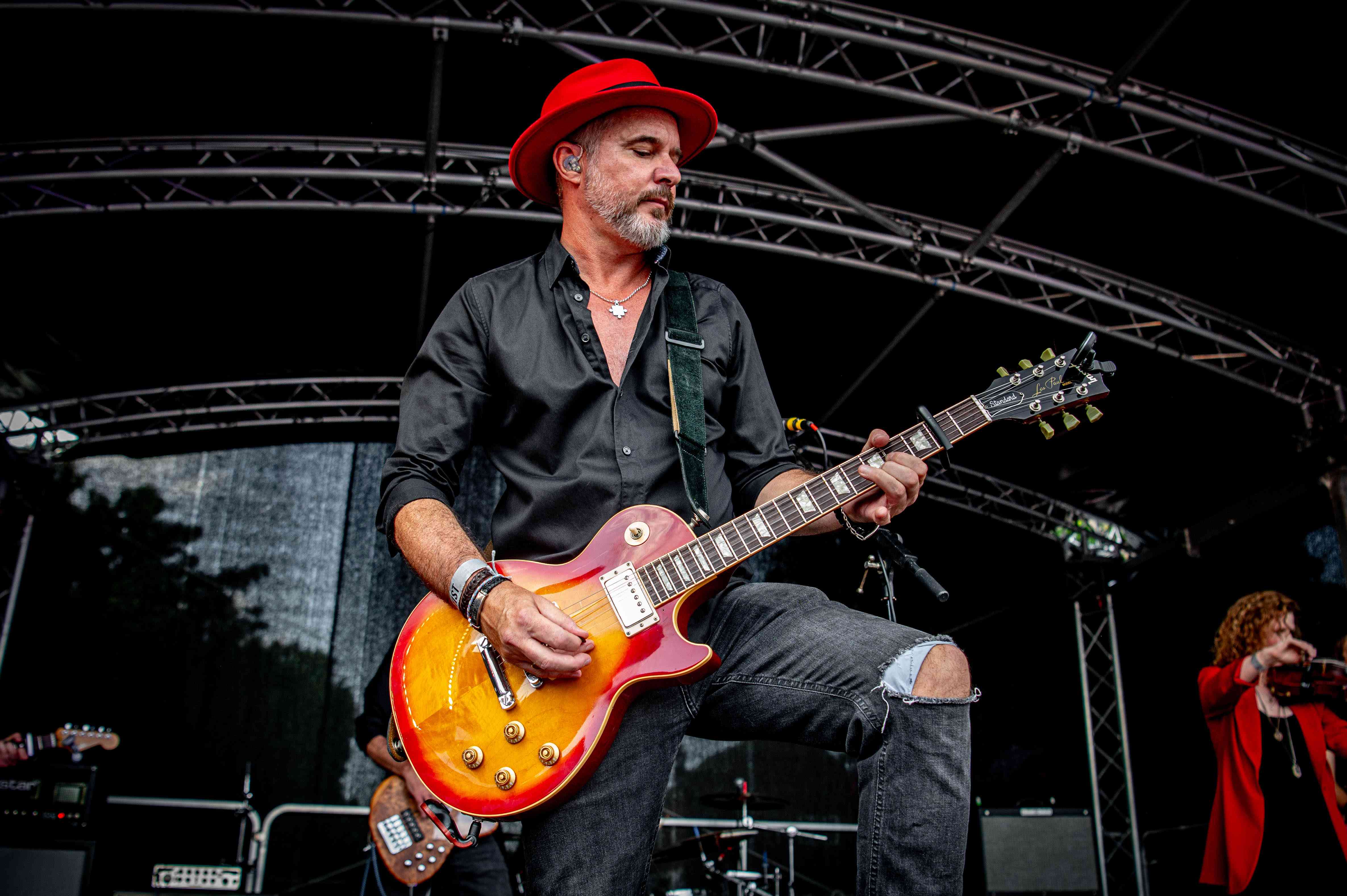 Acoustic Magic: Steve Young’s ‘Dog & Bone’ Strips Down to its Soul ...